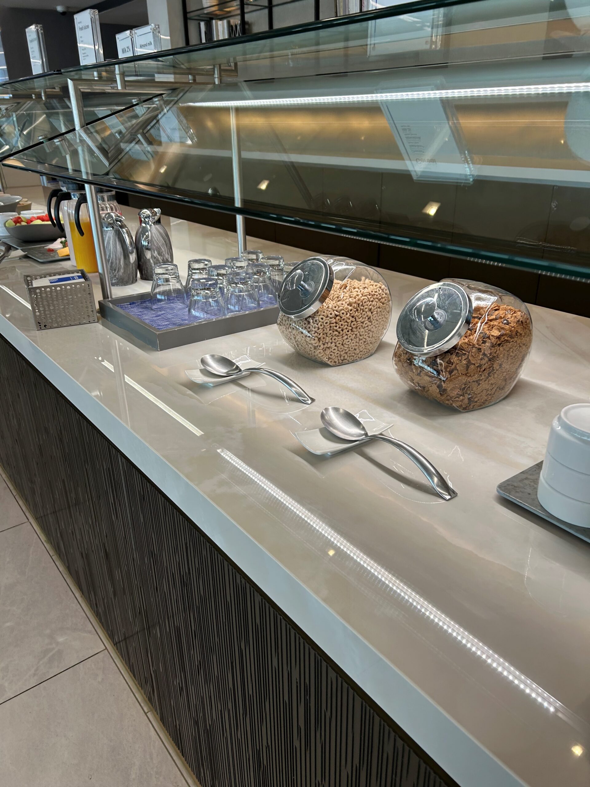 Review: United Club (revisited)– New York LaGuardia (LGA), Terminal B ...