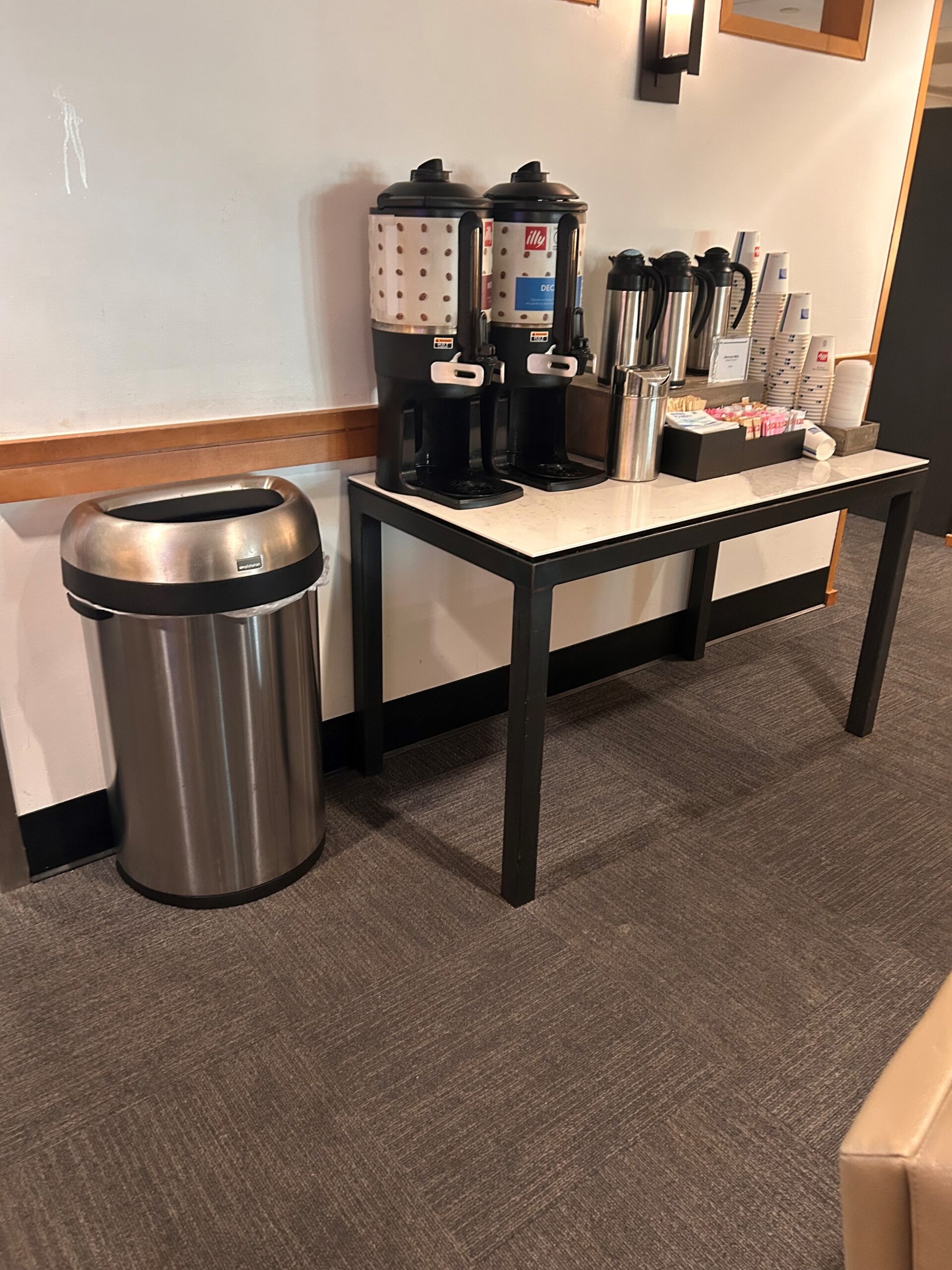 Review: United Club at Washington Dulles Int'l Airport (IAD), D Gates ...