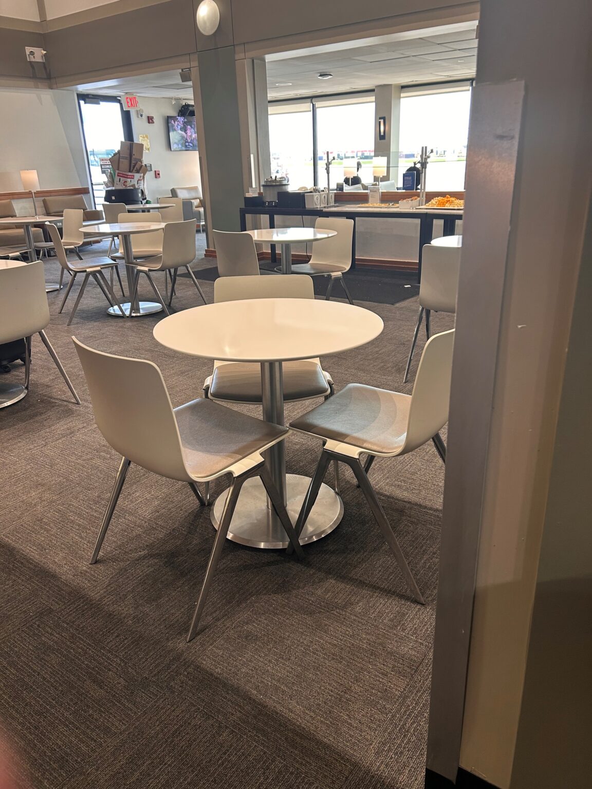 Review: United Club at Washington Dulles Int'l Airport (IAD), D Gates ...