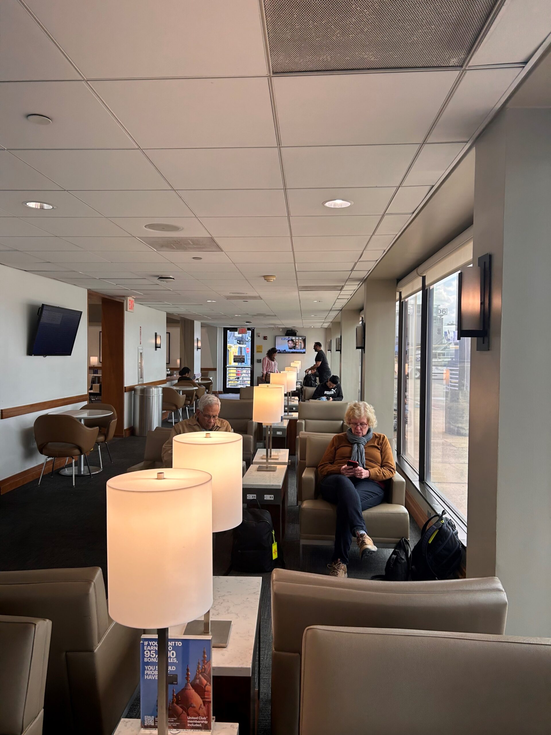 Review: United Club at Washington Dulles Int'l Airport (IAD), D Gates ...