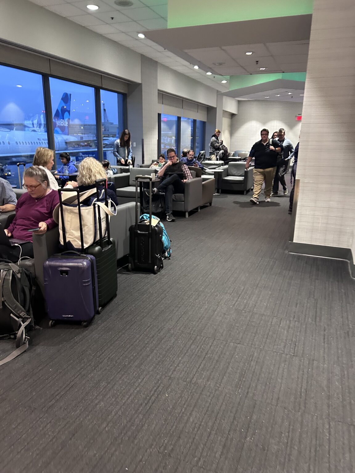 Review: The Lounge Boston (BOS) - Terminal C - BoardingArea