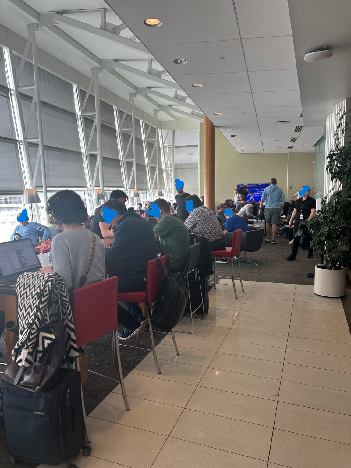 Review : Air Canada Maple Leaf Lounge – Montreal (YUL), Transborder ...