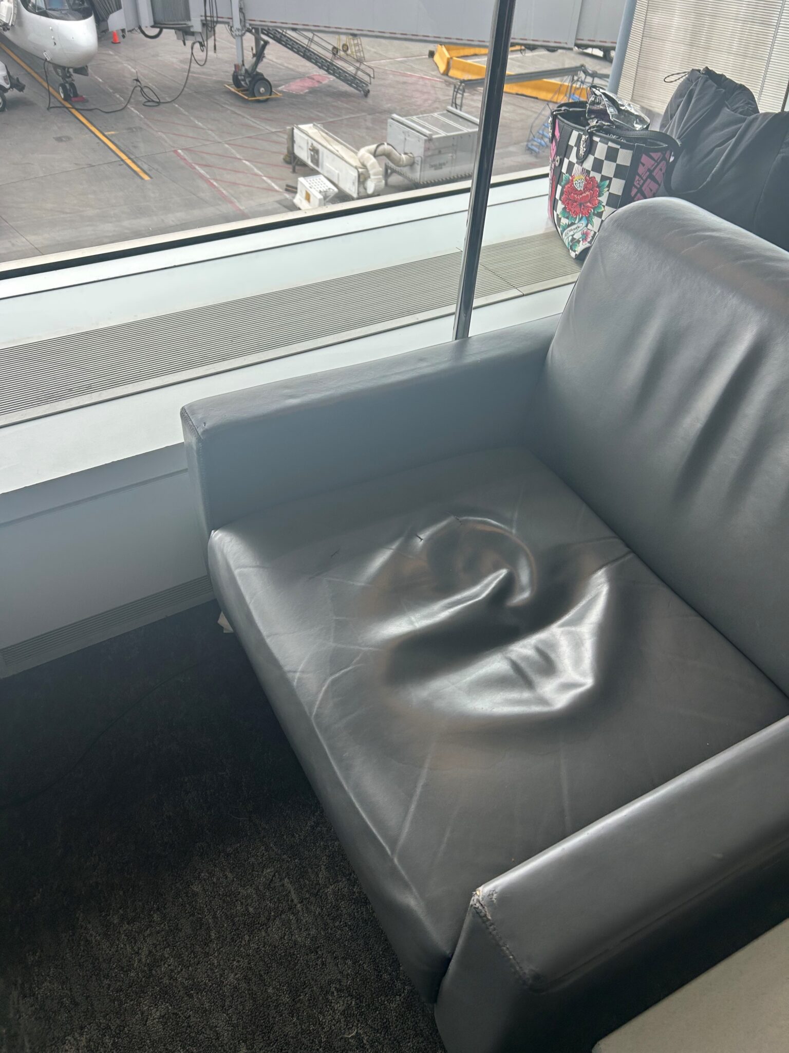 Review : Air Canada Maple Leaf Lounge – Montreal (YUL), Transborder ...